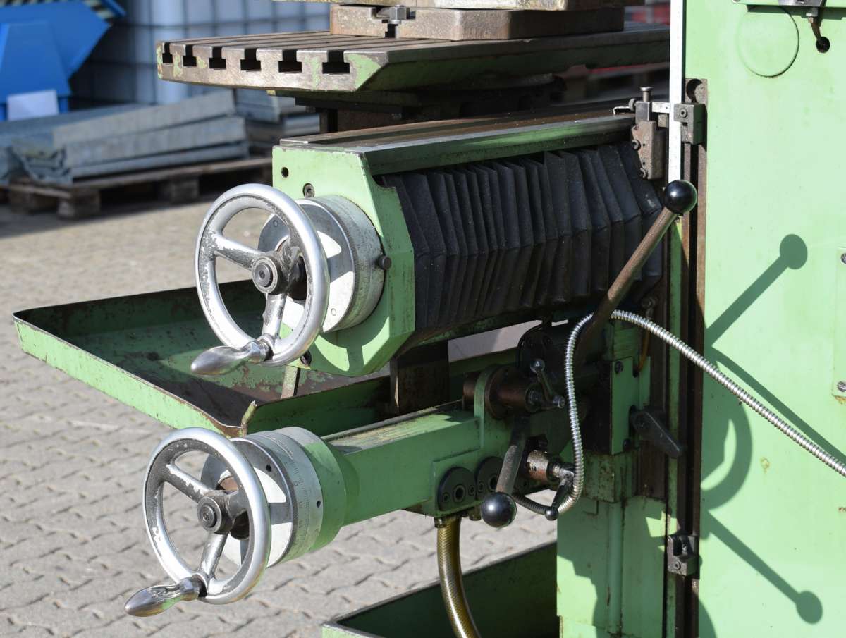 Maho Fräsmaschine MH 560 Werkzeugfräsmaschine mit Zubehörschrank Fräse